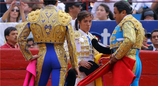Hilda Tenorio corta una oreja la tarde de su alternativa. Manolo Mejía ...